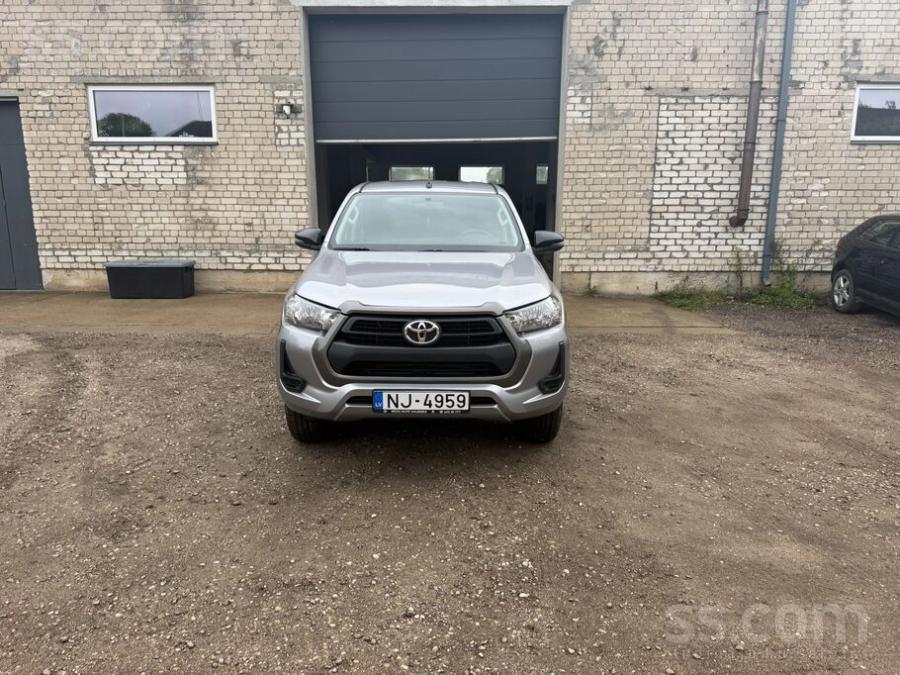 Pelēks Toyota Hilux 2021 Valka, ar dzinēja tilpumu 2.40 L un nobraukumu 310 tūkst. km par 24444 €, foto 3 vietnē AUTOMOTO.COM.LV