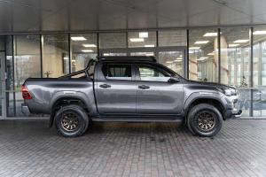 Grey Toyota Hilux 2022 in Vilnius, with an engine capacity of 2.76 L and mileage of 137 thousand km for 45900 €, photo 3 on AUTOMOTO.COM.LV