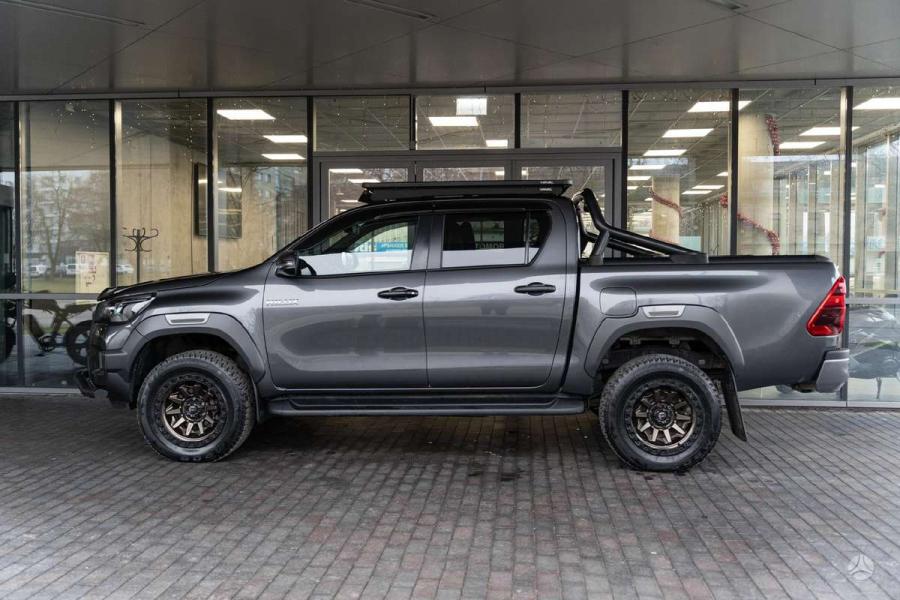 Grey Toyota Hilux 2022 in Vilnius, with an engine capacity of 2.76 L and mileage of 137 thousand km for 45900 €, photo 4 on AUTOMOTO.COM.LV