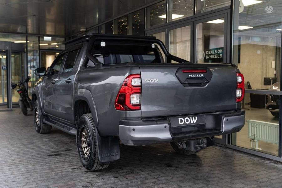 Grey Toyota Hilux 2022 in Vilnius, with an engine capacity of 2.76 L and mileage of 137 thousand km for 45900 €, photo 5 on AUTOMOTO.COM.LV