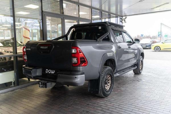 Grey Toyota Hilux 2022 in Vilnius, with an engine capacity of 2.76 L and mileage of 137 thousand km for 45900 €, photo 7 on AUTOMOTO.COM.LV
