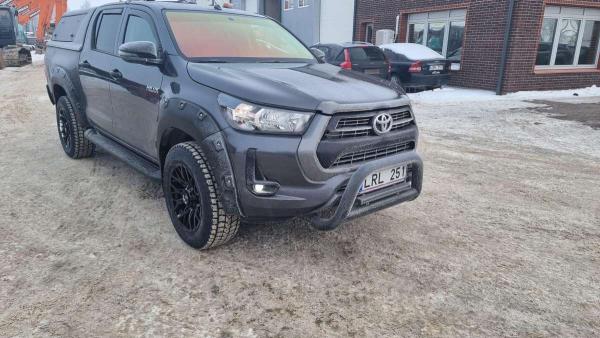 Grey Toyota Hilux 2022 in Siauliai, with an engine capacity of 2.39 L and mileage of 80 thousand km for 32500 €, photo 1 on AUTOMOTO.COM.LV
