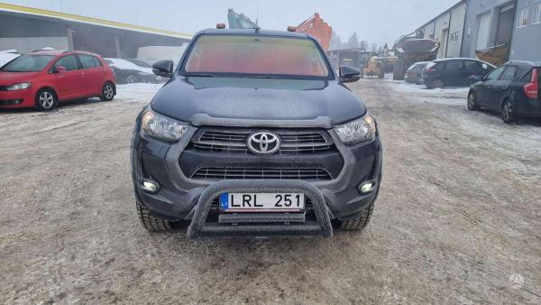 Grey Toyota Hilux 2022 in Siauliai, with an engine capacity of 2.39 L and mileage of 80 thousand km for 32500 €, photo 2 on AUTOMOTO.COM.LV