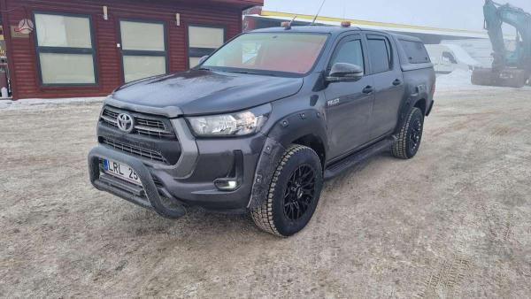 Grey Toyota Hilux 2022 in Siauliai, with an engine capacity of 2.39 L and mileage of 80 thousand km for 32500 €, photo 3 on AUTOMOTO.COM.LV