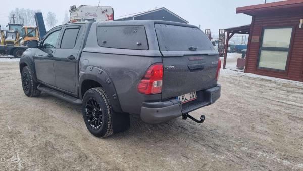 Grey Toyota Hilux 2022 in Siauliai, with an engine capacity of 2.39 L and mileage of 80 thousand km for 32500 €, photo 4 on AUTOMOTO.COM.LV