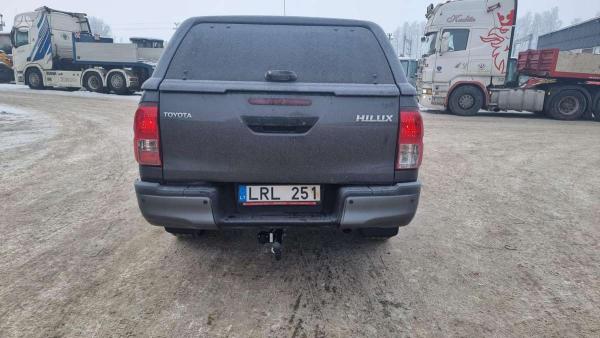 Grey Toyota Hilux 2022 in Siauliai, with an engine capacity of 2.39 L and mileage of 80 thousand km for 32500 €, photo 6 on AUTOMOTO.COM.LV