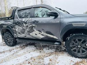 Pelēks Toyota Hilux 2022 Rīga, ar dzinēja tilpumu 2.80 L un nobraukumu 140 tūkst. km par 40900 €, foto 1 vietnē AUTOMOTO.COM.LV