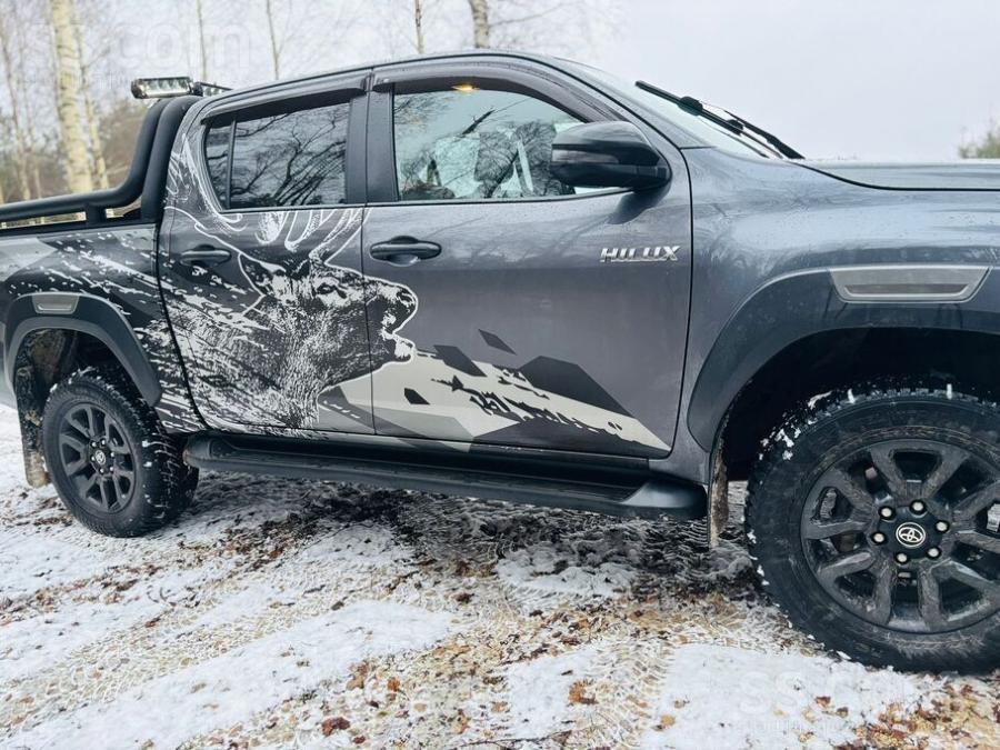 Pelēks Toyota Hilux 2022 Rīga, ar dzinēja tilpumu 2.80 L un nobraukumu 140 tūkst. km par 40900 €, foto 1 vietnē AUTOMOTO.COM.LV