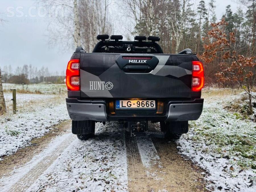 Pelēks Toyota Hilux 2022 Rīga, ar dzinēja tilpumu 2.80 L un nobraukumu 140 tūkst. km par 40900 €, foto 4 vietnē AUTOMOTO.COM.LV