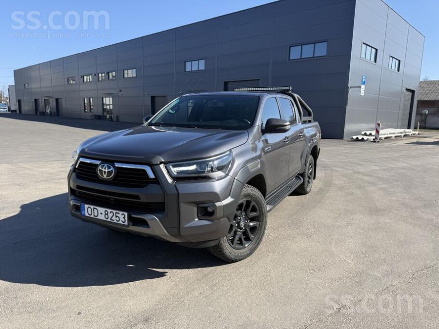 Pelēks Toyota Hilux 2022 Rīga, ar dzinēja tilpumu 2.80 L un nobraukumu 111 tūkst. km par 42350 €, foto 1 vietnē AUTOMOTO.COM.LV
