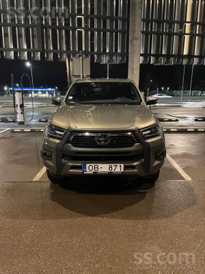Pelēks Toyota Hilux 2022 Rīga, ar dzinēja tilpumu 2.80 L un nobraukumu 145 tūkst. km par 33600 €, foto  vietnē AUTOMOTO.COM.LV