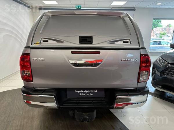 Grey Toyota Hilux 2023 in Jekabpils, with an engine capacity of 2.80 L and mileage of 105 thousand km for 35500 €, photo 4 on AUTOMOTO.COM.LV