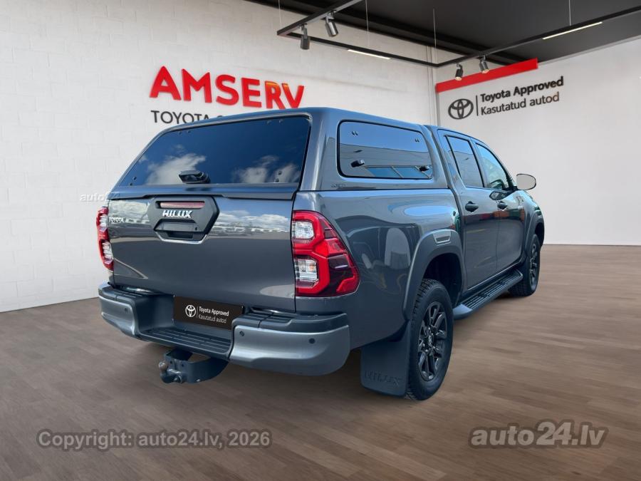 Pelēks Toyota Hilux 2023 Pērnava, ar dzinēja tilpumu 2.80 L un nobraukumu 85 tūkst. km par 48990 €, foto 3 vietnē AUTOMOTO.COM.LV