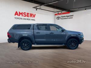 Pelēks Toyota Hilux 2023 Pērnava, ar dzinēja tilpumu 2.80 L un nobraukumu 85 tūkst. km par 48990 €, foto 4 vietnē AUTOMOTO.COM.LV