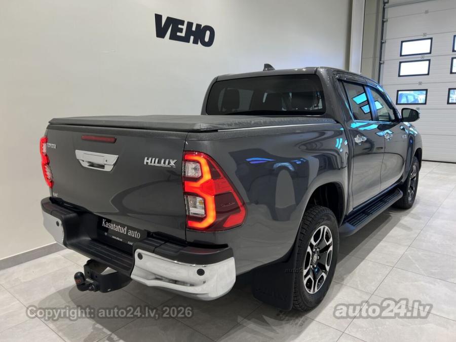 Pelēks Toyota Hilux 2025 Tallina, ar dzinēja tilpumu 2.80 L un nobraukumu 10 tūkst. km par 49900 €, foto 3 vietnē AUTOMOTO.COM.LV