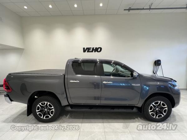 Pelēks Toyota Hilux 2025 Tallina, ar dzinēja tilpumu 2.80 L un nobraukumu 10 tūkst. km par 49900 €, foto 4 vietnē AUTOMOTO.COM.LV