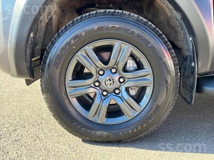 Pelēks Toyota Hilux 2025 Rīga, ar dzinēja tilpumu 2.40 L un nobraukumu 10 tūkst. km par 45990 €, foto 22 vietnē AUTOMOTO.COM.LV