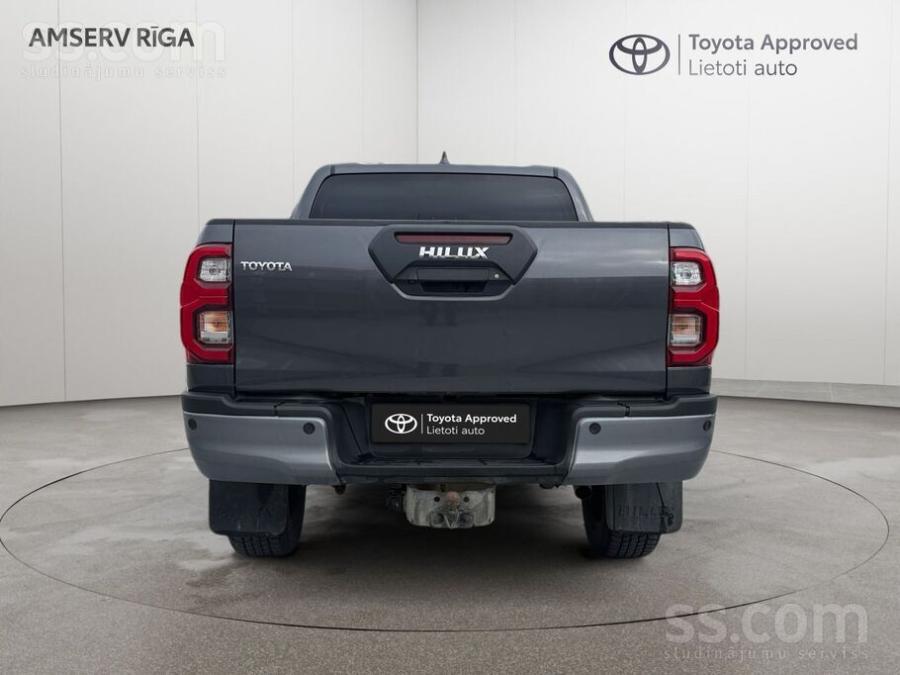 Pelēks Toyota Hilux 2025 Rīga, ar dzinēja tilpumu 2.80 L un nobraukumu 28 tūkst. km par 47400 €, foto 5 vietnē AUTOMOTO.COM.LV