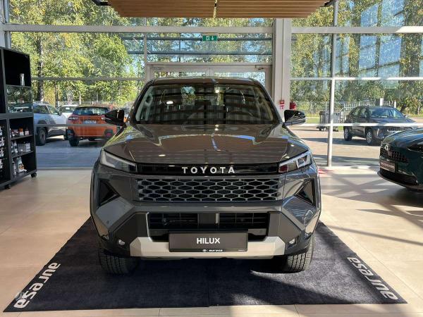 Grey Toyota Hilux 2026 in Panevezys, with an engine capacity of 2.76 L and mileage of 0 thousand km for 52590 €, photo 3 on AUTOMOTO.COM.LV