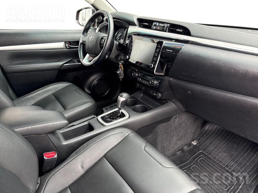 Orange Toyota Hilux 2022 in Riga, with an engine capacity of 1.80 L and mileage of 66 thousand km for 39990 €, photo 7 on AUTOMOTO.COM.LV