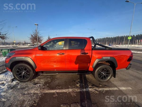 Oranžs Toyota Hilux 2025 Rīga, ar dzinēja tilpumu 2.80 L un nobraukumu 8 tūkst. km par 52500 €, foto 2 vietnē AUTOMOTO.COM.LV