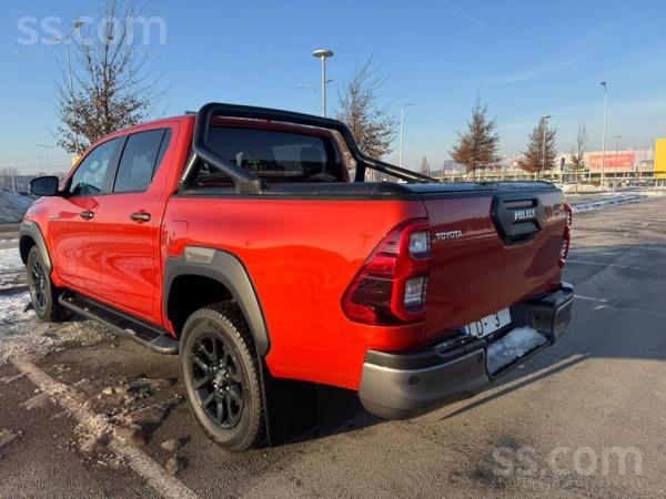 Oranžs Toyota Hilux 2025 Rīga, ar dzinēja tilpumu 2.80 L un nobraukumu 8 tūkst. km par 52500 €, foto 3 vietnē AUTOMOTO.COM.LV