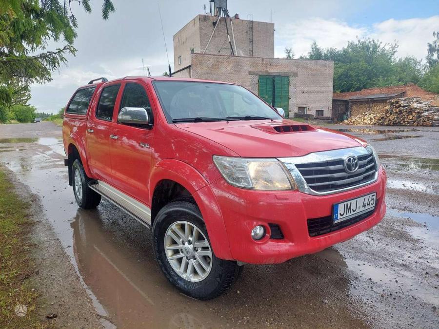 Sarkans Toyota Hilux 2016 Pasvalys, ar dzinēja tilpumu 2.98 L un nobraukumu 400 tūkst. km par 13700 €, foto 1 vietnē AUTOMOTO.COM.LV