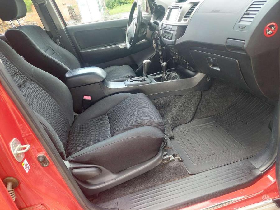 Sarkans Toyota Hilux 2016 Pasvalys, ar dzinēja tilpumu 2.98 L un nobraukumu 400 tūkst. km par 13700 €, foto 6 vietnē AUTOMOTO.COM.LV