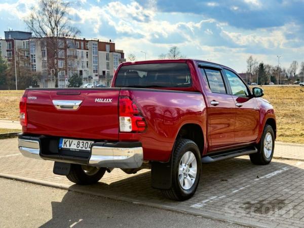 Red Toyota Hilux 2017 in Riga, with an engine capacity of 2.40 L and mileage of 75 thousand km for 25990 €, photo 4 on AUTOMOTO.COM.LV