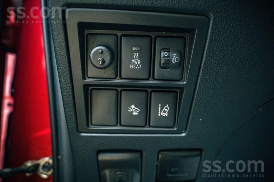 Sarkans Toyota Hilux 2017 Rīga, ar dzinēja tilpumu 2.40 L un nobraukumu 75 tūkst. km par 25990 €, foto 24 vietnē AUTOMOTO.COM.LV