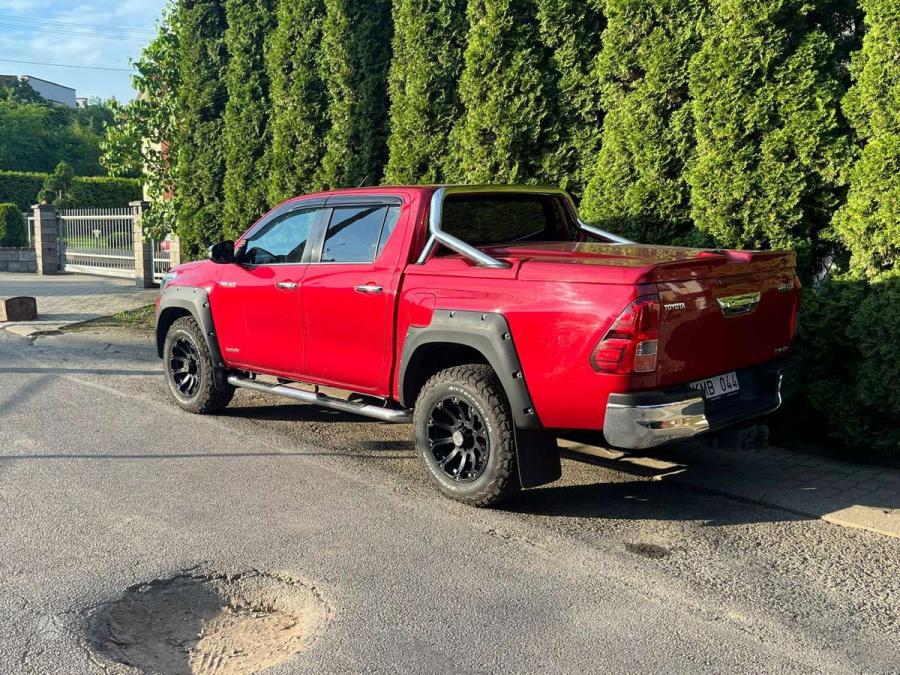 Sarkans Toyota Hilux 2018 Viļņa, ar dzinēja tilpumu 2.40 L un nobraukumu 158 tūkst. km par 25800 €, foto 5 vietnē AUTOMOTO.COM.LV