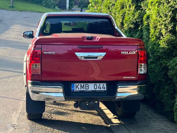 Sarkans Toyota Hilux 2018 Viļņa, ar dzinēja tilpumu 2.40 L un nobraukumu 158 tūkst. km par 25800 €, foto 5 vietnē AUTOMOTO.COM.LV