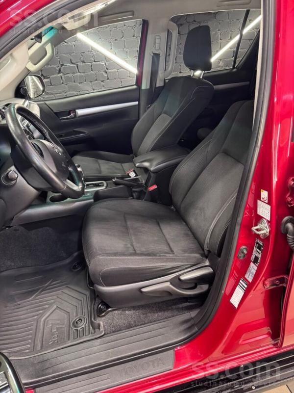 Red Toyota Hilux 2020 in Valmiera, with an engine capacity of 2.40 L and mileage of 221 thousand km for 25800 €, photo 6 on AUTOMOTO.COM.LV