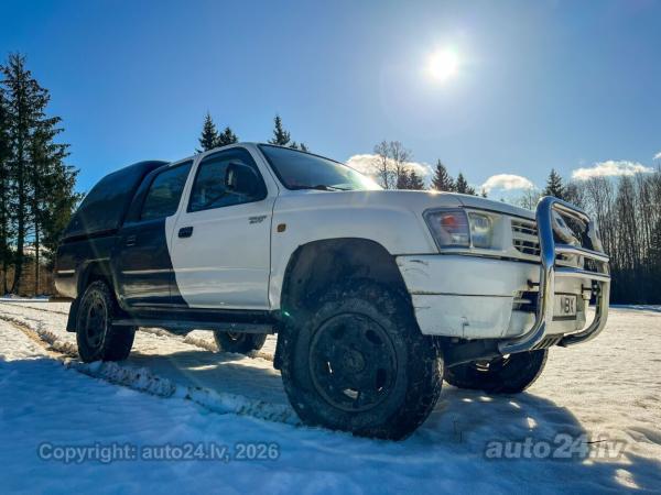 White Toyota Hilux 1998 in Jogeva, with an engine capacity of 2.40 L and mileage of 360 thousand km for 4000 €, photo 2 on AUTOMOTO.COM.LV