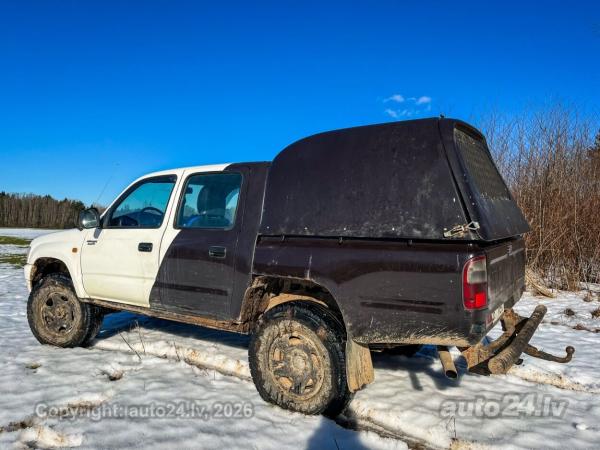 White Toyota Hilux 1998 in Jogeva, with an engine capacity of 2.40 L and mileage of 360 thousand km for 4000 €, photo 7 on AUTOMOTO.COM.LV