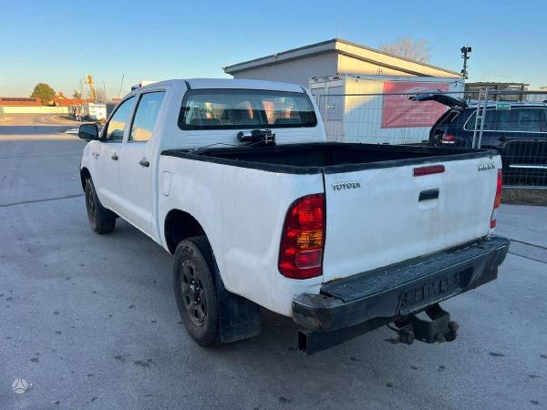 White Toyota Hilux 2006 in Marijampole, with an engine capacity of 2.50 L and mileage of 175 thousand km for 6750 €, photo 5 on AUTOMOTO.COM.LV