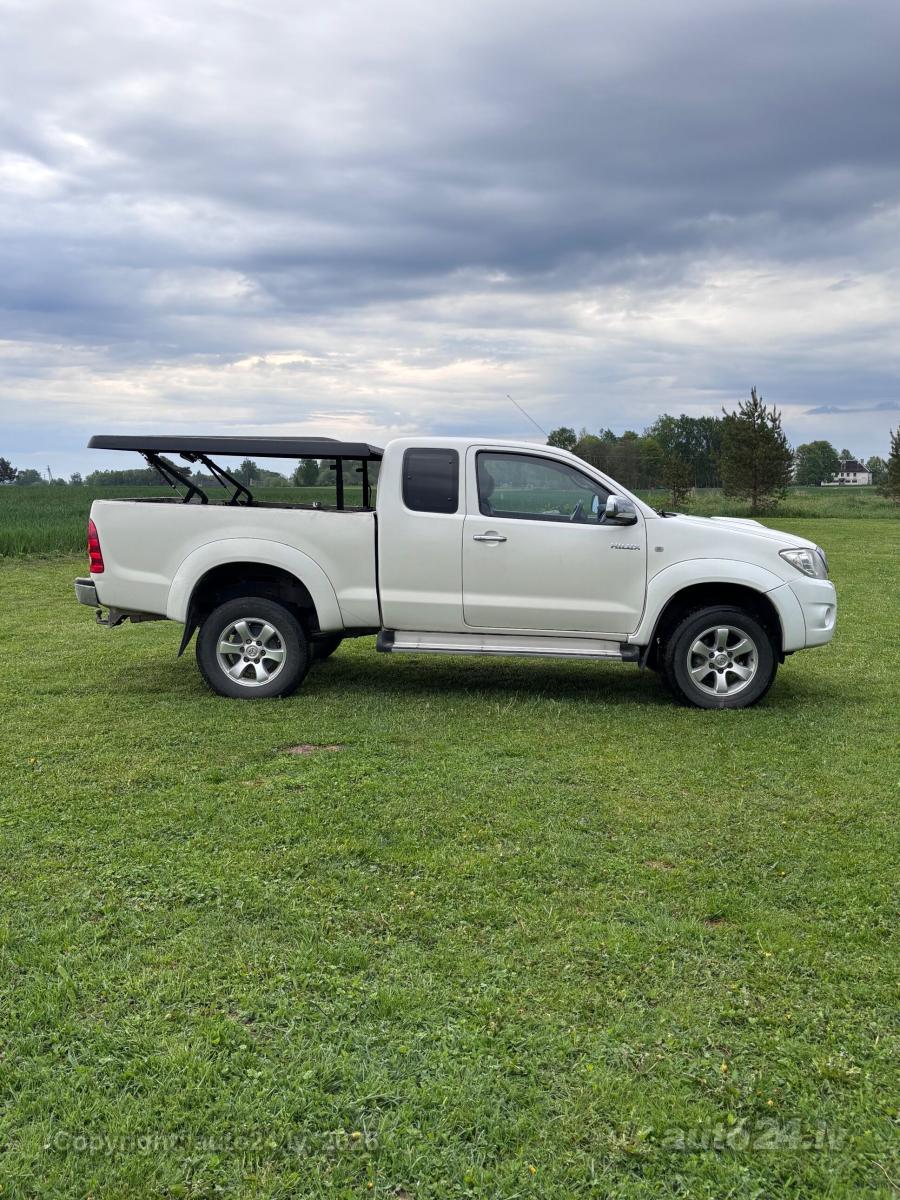 White Toyota Hilux 2010 in Tallinn, with an engine capacity of 2.50 L and mileage of 480 thousand km for 10500 €, photo 1 on AUTOMOTO.COM.LV