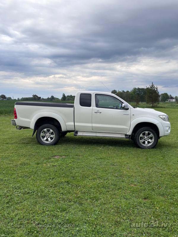 Balts Toyota Hilux 2010 Tallina, ar dzinēja tilpumu 2.50 L un nobraukumu 480 tūkst. km par 10500 €, foto 3 vietnē AUTOMOTO.COM.LV