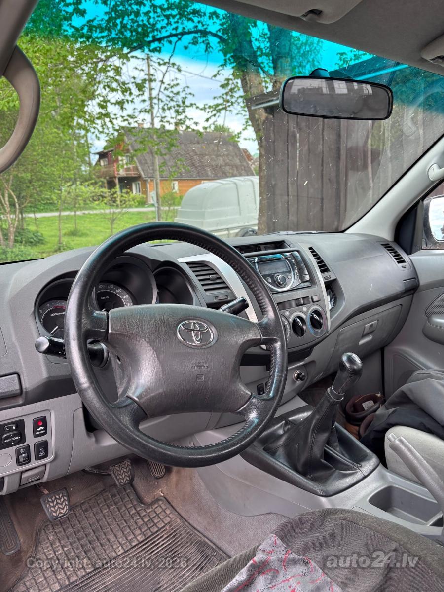 White Toyota Hilux 2010 in Tallinn, with an engine capacity of 2.50 L and mileage of 480 thousand km for 10500 €, photo 8 on AUTOMOTO.COM.LV