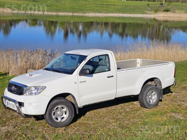 White Toyota Hilux 2010 in Cesis, with an engine capacity of 2.50 L and mileage of 152 thousand km for 12500 €, photo 2 on AUTOMOTO.COM.LV