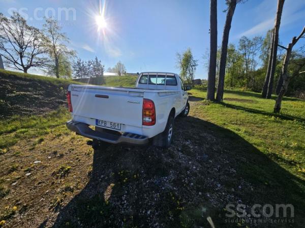 White Toyota Hilux 2010 in Cesis, with an engine capacity of 2.50 L and mileage of 152 thousand km for 12500 €, photo 5 on AUTOMOTO.COM.LV