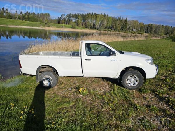 White Toyota Hilux 2010 in Cesis, with an engine capacity of 2.50 L and mileage of 152 thousand km for 12500 €, photo 10 on AUTOMOTO.COM.LV