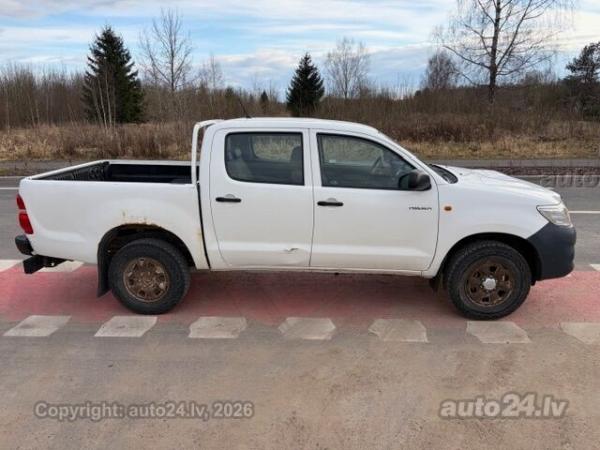 White Toyota Hilux 2013 in Tartu, with an engine capacity of 2.50 L and mileage of 280 thousand km for 12900 €, photo 4 on AUTOMOTO.COM.LV
