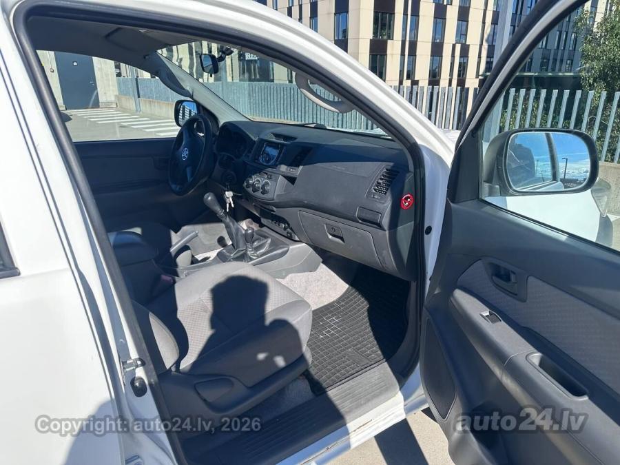 Белый Тойота Хайлюкс 2013 в Таллин, объемом двигателя 2.50 л и пробегом 222 тыс. км за 13490 €, фото 11 на AUTOMOTO.COM.LV