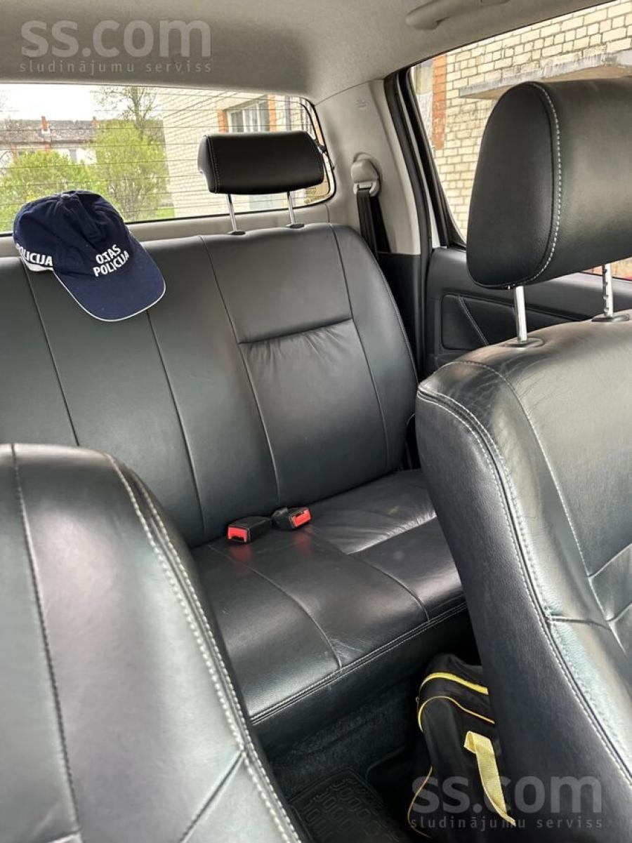 Balts Toyota Hilux 2014 Aizkraukle, ar dzinēja tilpumu 3.00 L un nobraukumu 197 tūkst. km par 14800 €, foto 7 vietnē AUTOMOTO.COM.LV