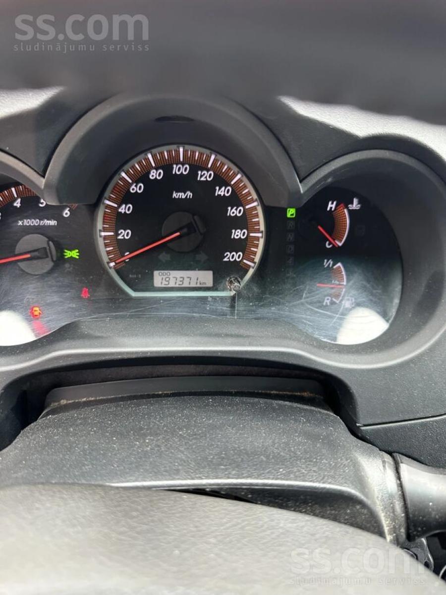Balts Toyota Hilux 2014 Aizkraukle, ar dzinēja tilpumu 3.00 L un nobraukumu 197 tūkst. km par 14800 €, foto 8 vietnē AUTOMOTO.COM.LV