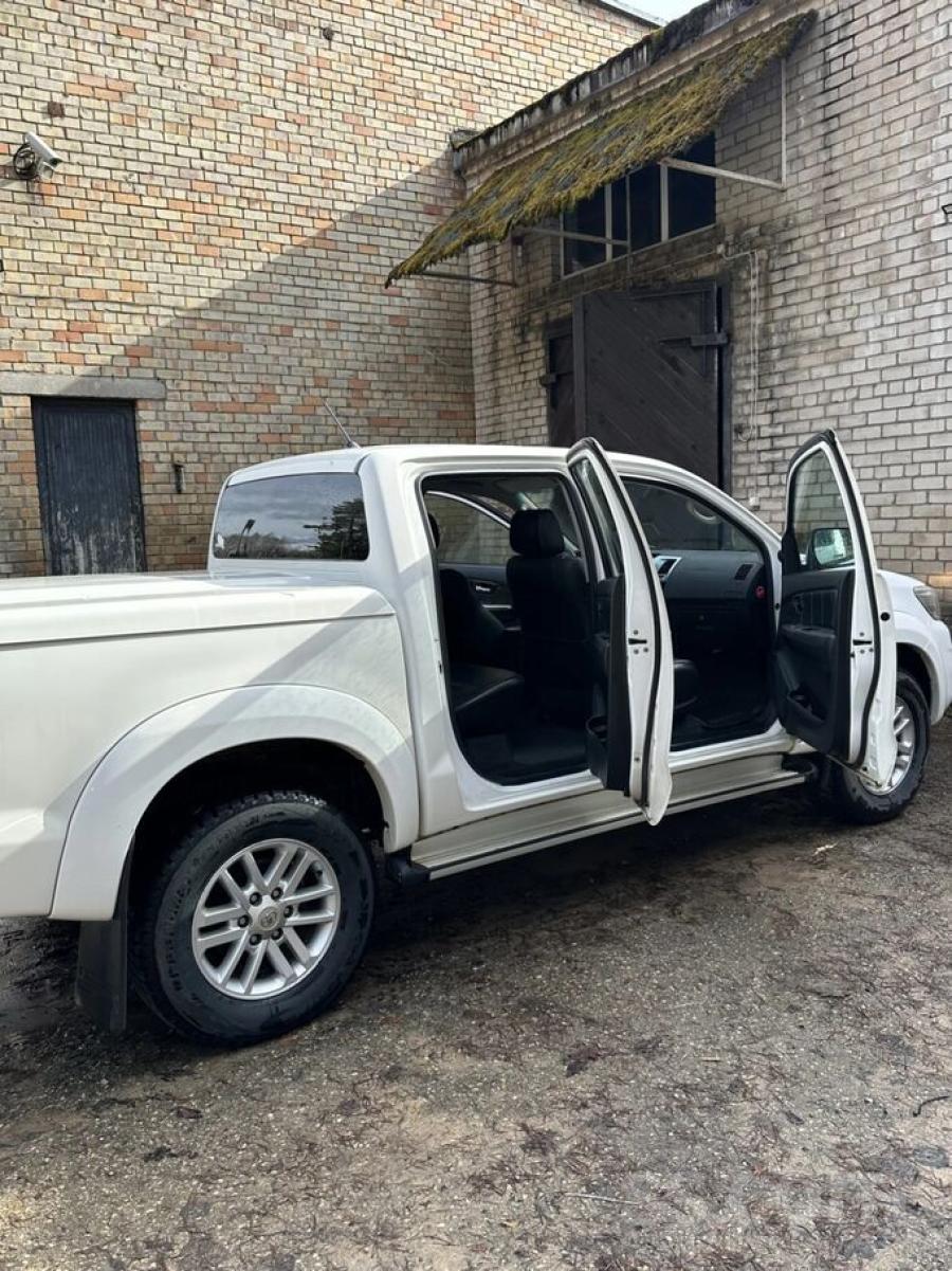 Balts Toyota Hilux 2014 Aizkraukle, ar dzinēja tilpumu 3.00 L un nobraukumu 197 tūkst. km par 14800 €, foto 19 vietnē AUTOMOTO.COM.LV