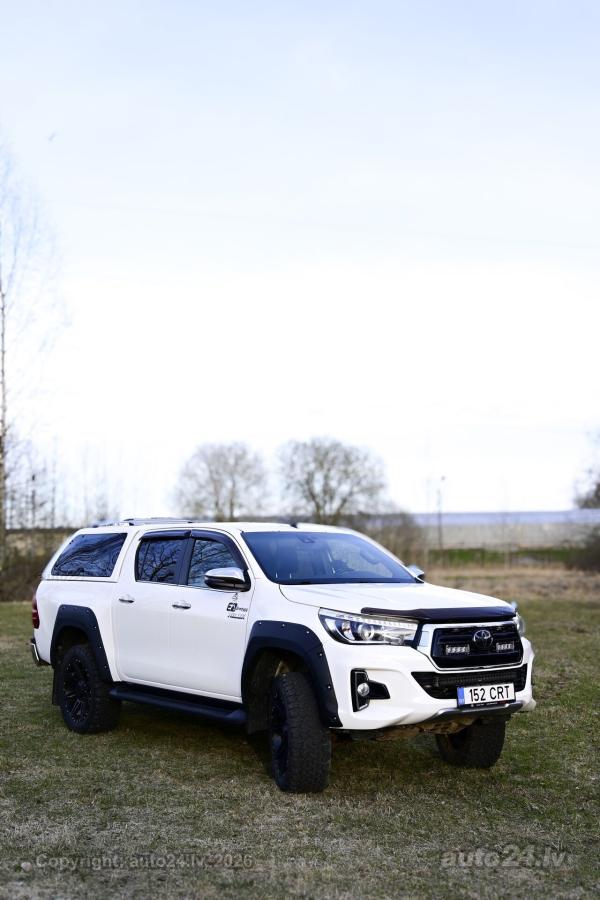 Balts Toyota Hilux 2019 Tallina, ar dzinēja tilpumu 2.40 L un nobraukumu 210 tūkst. km par 39900 €, foto 1 vietnē AUTOMOTO.COM.LV