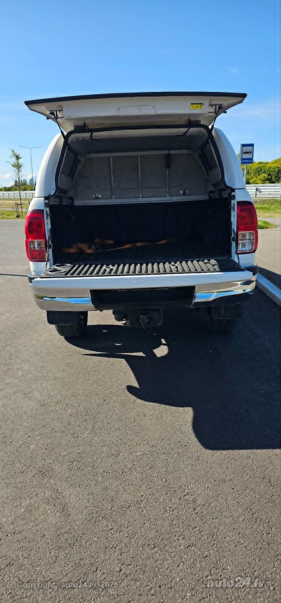 White Toyota Hilux 2020 in Tallinn, with an engine capacity of 2.40 L and mileage of 145 thousand km for 29500 €, photo 6 on AUTOMOTO.COM.LV