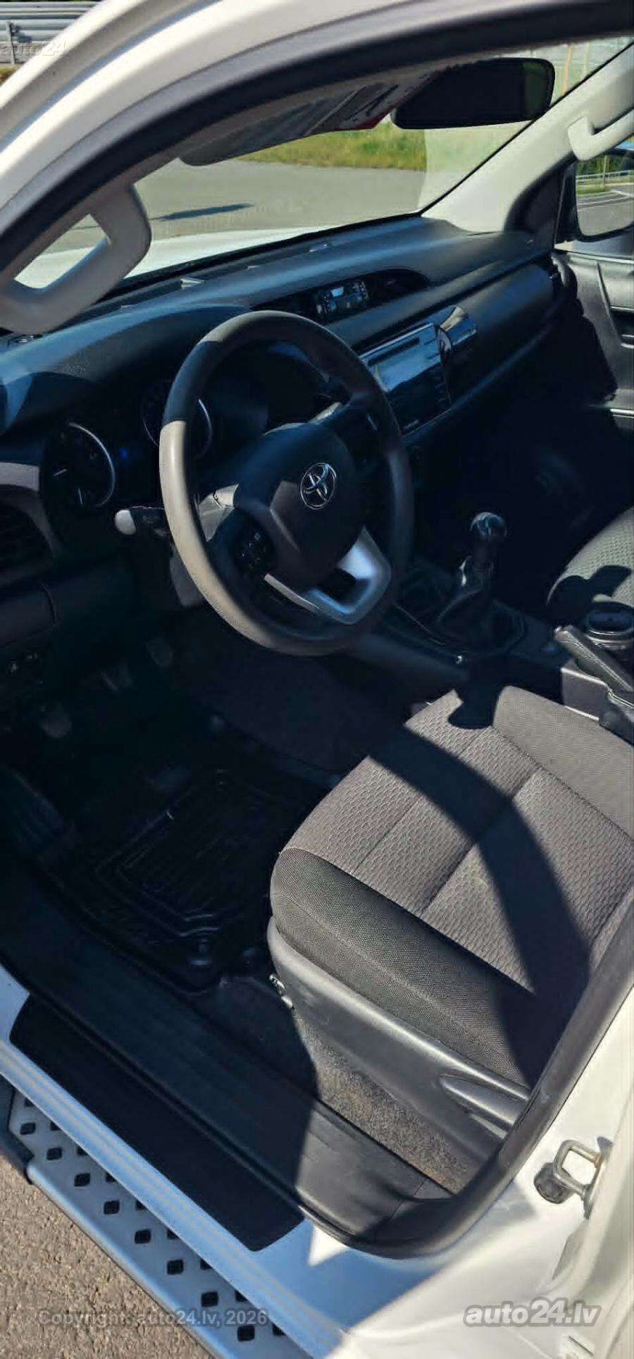 White Toyota Hilux 2020 in Tallinn, with an engine capacity of 2.40 L and mileage of 145 thousand km for 29500 €, photo 7 on AUTOMOTO.COM.LV
